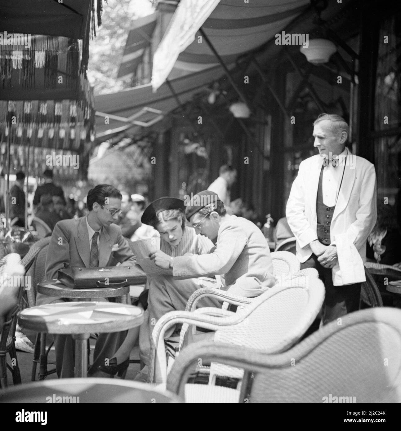 1940s outdoor dining hi-res stock photography and images - Alamy