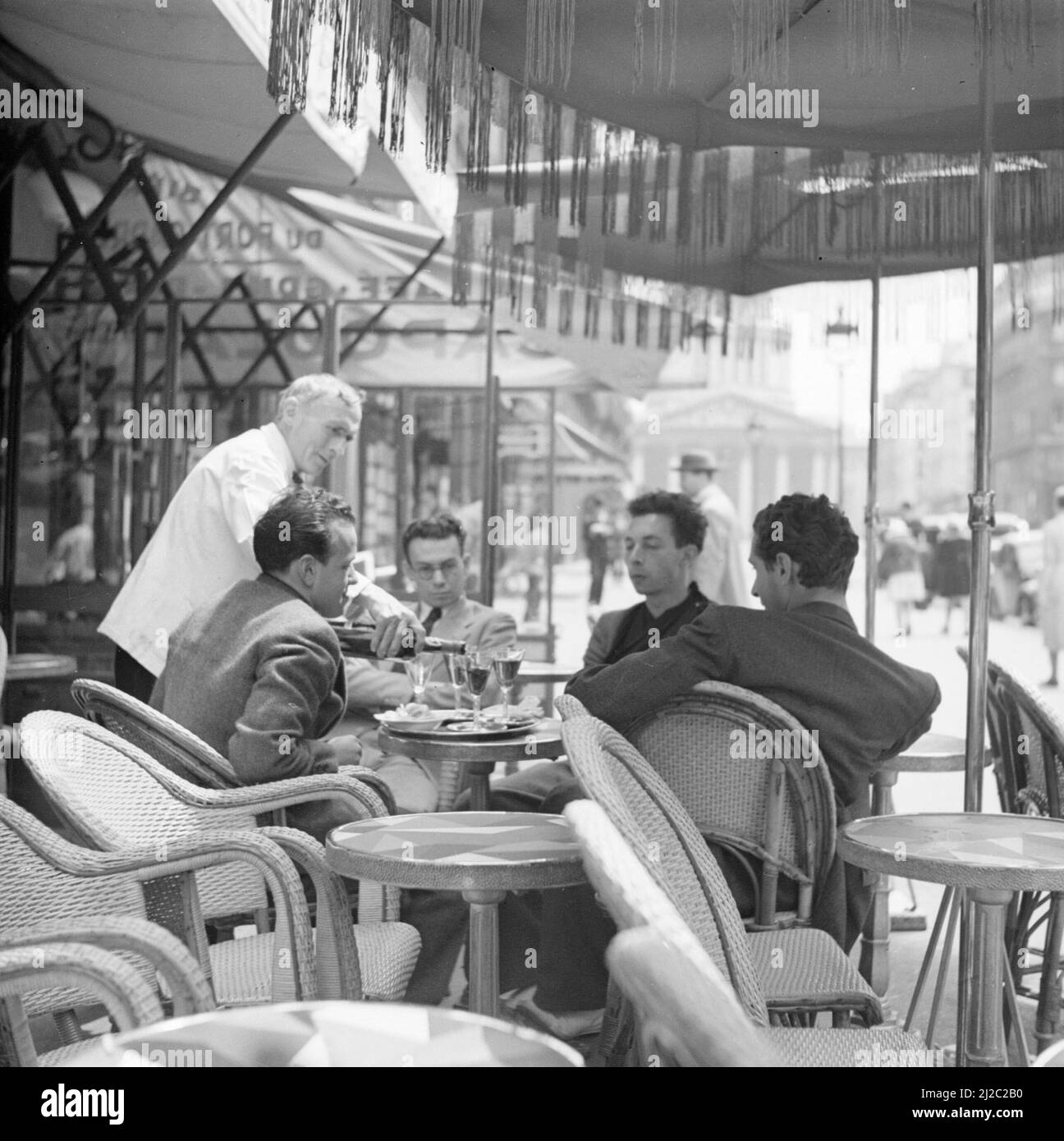 Paris 1940s cafe hi-res stock photography and images - Alamy