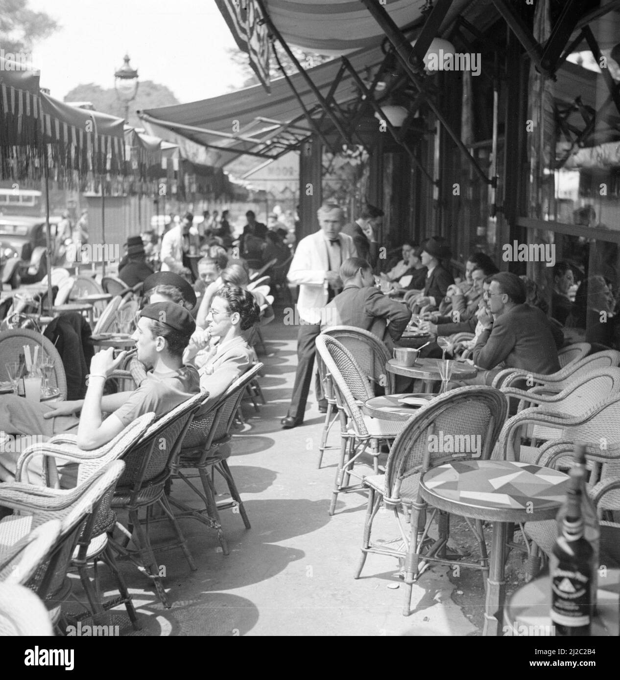 1940s outdoor dining hi-res stock photography and images - Alamy