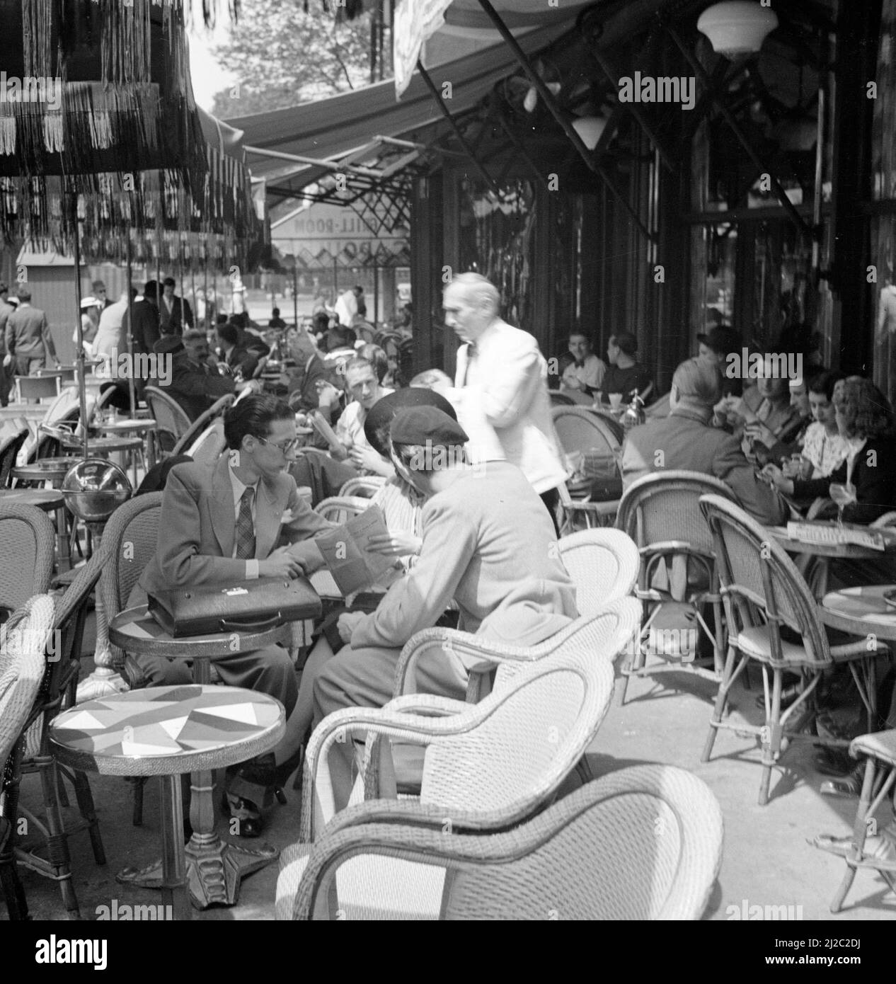 1940s outdoor dining hi-res stock photography and images - Alamy