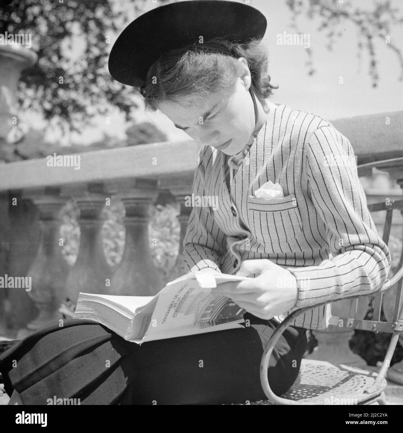 Reading in the sun Black and White Stock Photos & Images - Alamy