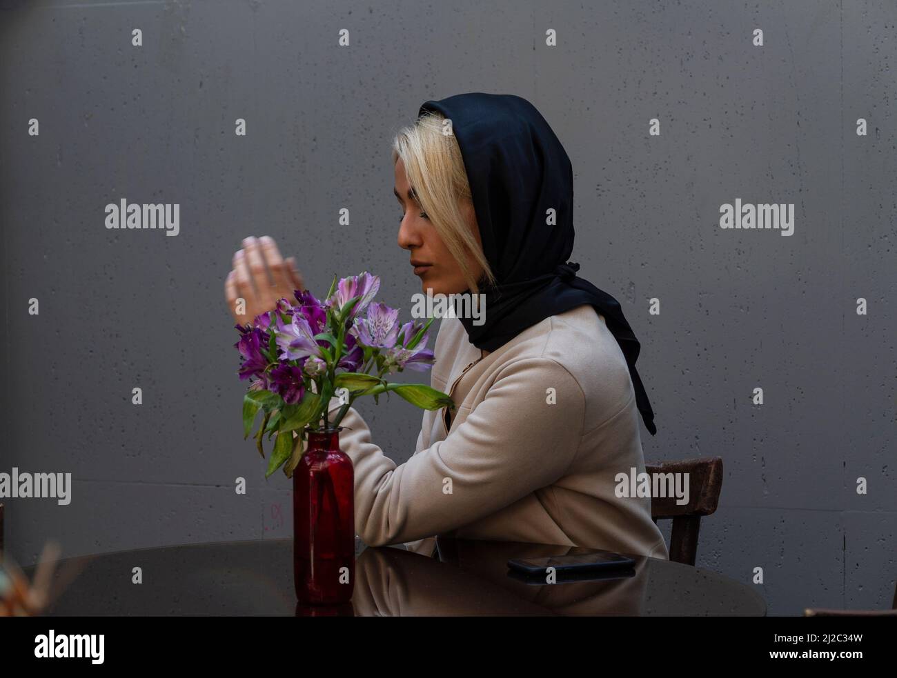 A model in a cafe Stock Photo - Alamy