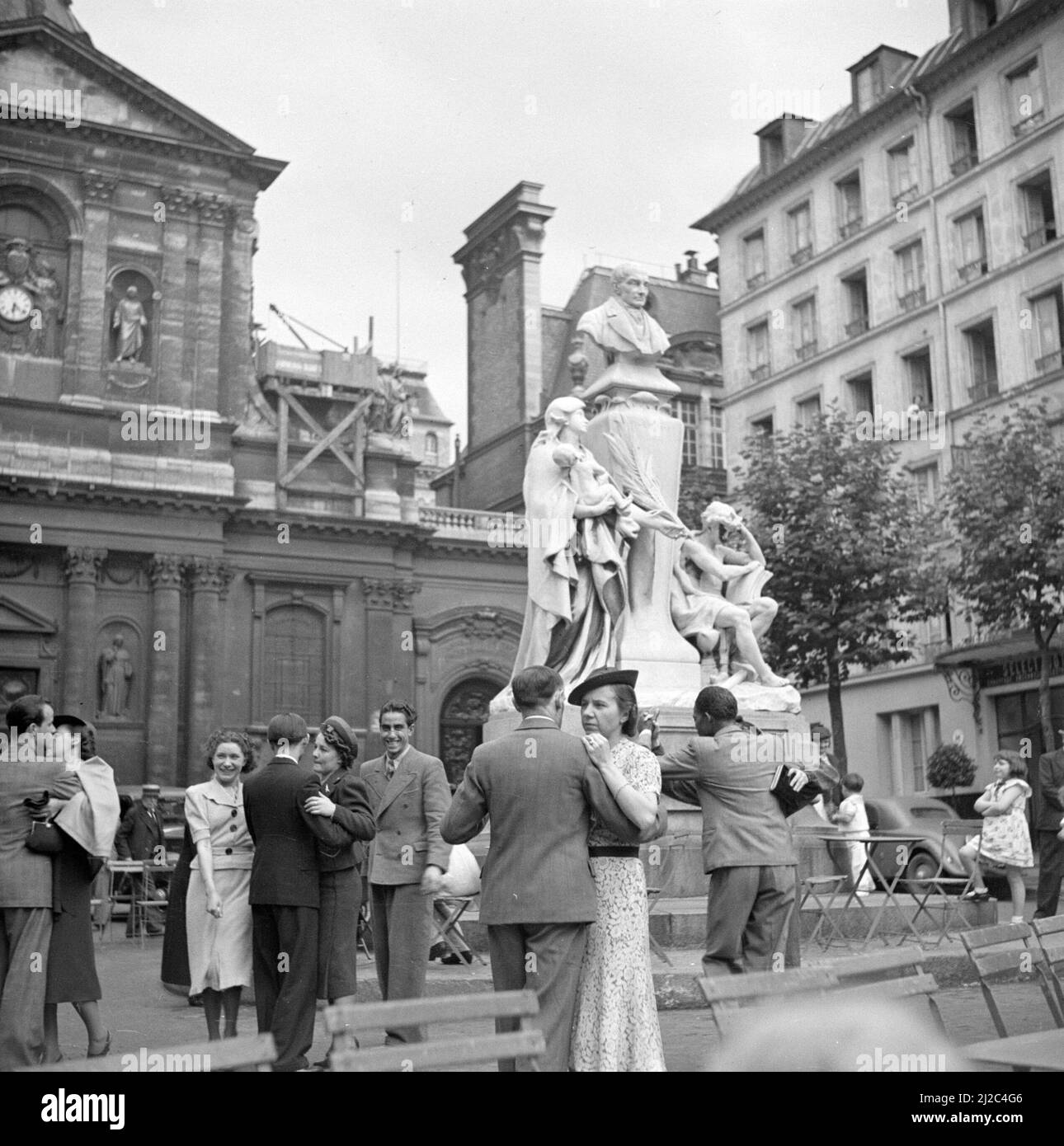 14 July 1938, people partying, dancing in the street near a monument ...