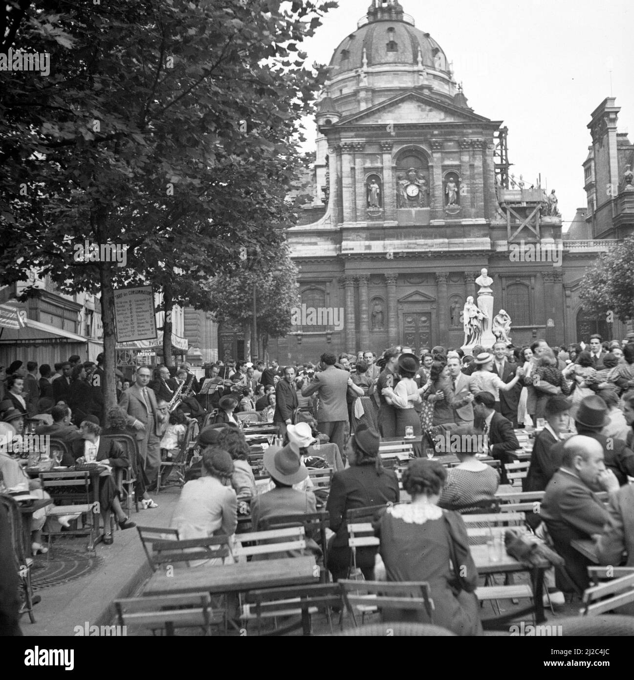 Paris 1930s terrace hi-res stock photography and images - Alamy