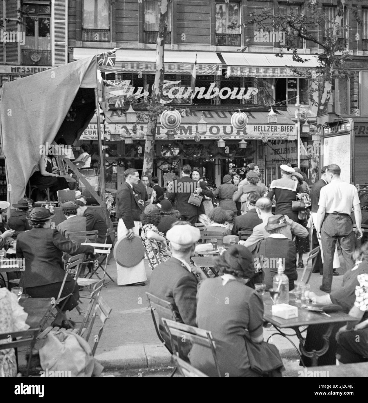 14 juillet (Quatorze Juillet) 1938 Paris, people partying and dancing ...