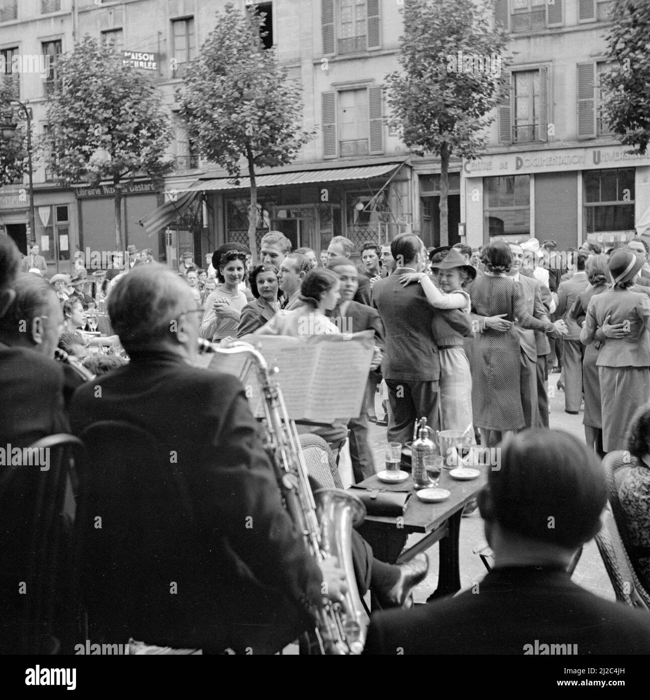 Paris street 1930s hi-res stock photography and images - Alamy