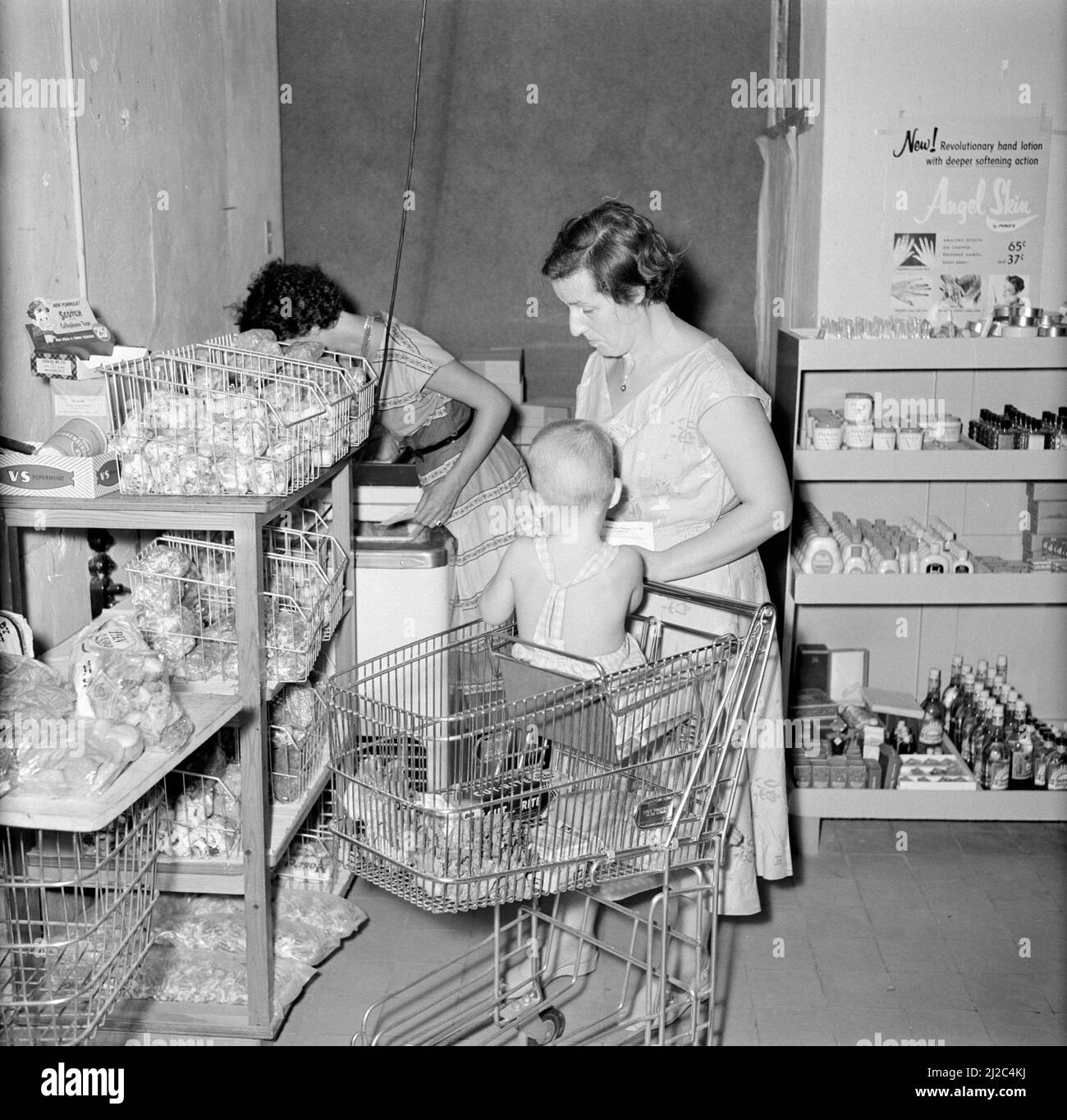 Grocery shopping 1950s hi-res stock photography and images - Alamy