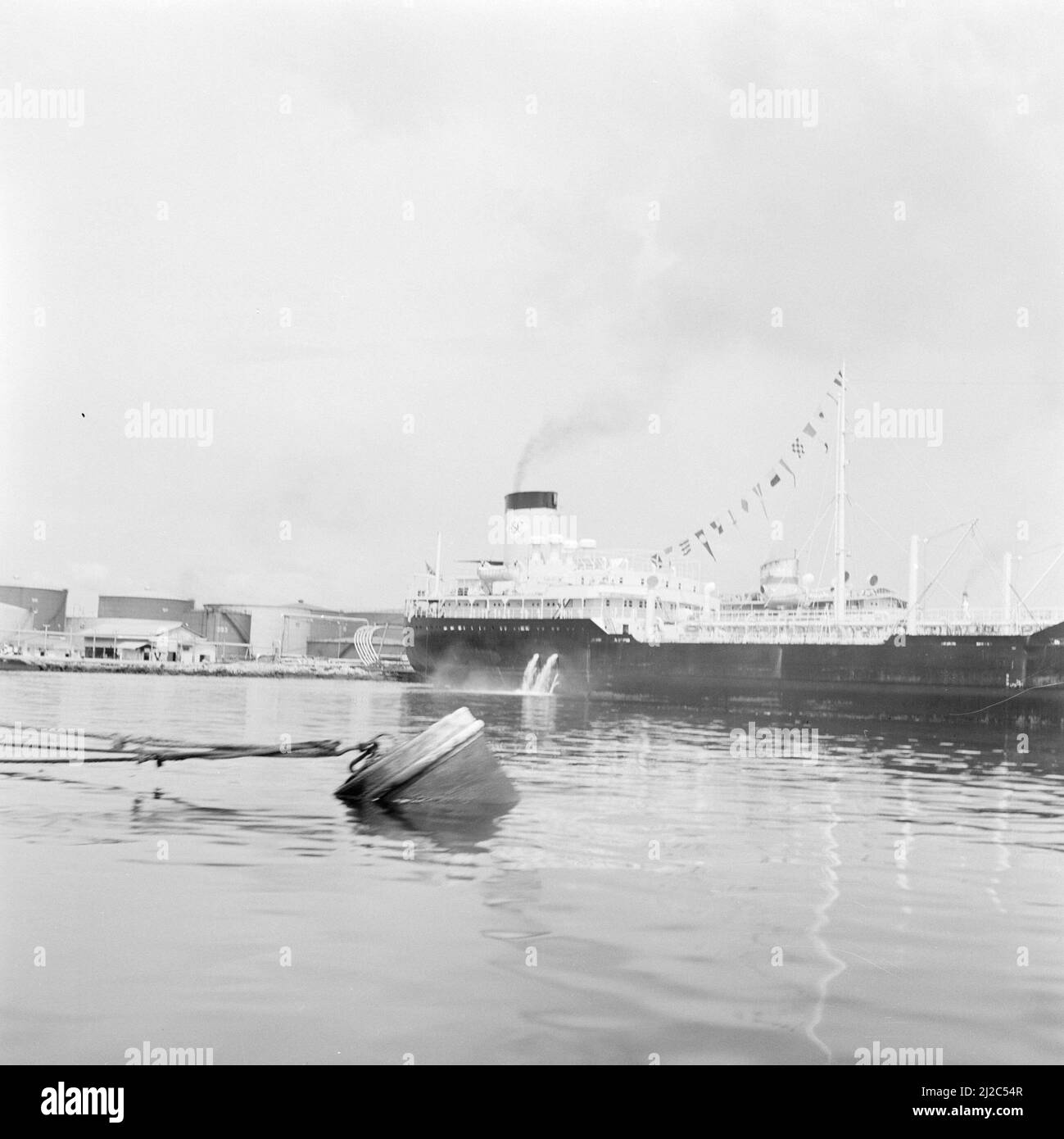 1950s oil refinery hi-res stock photography and images - Alamy