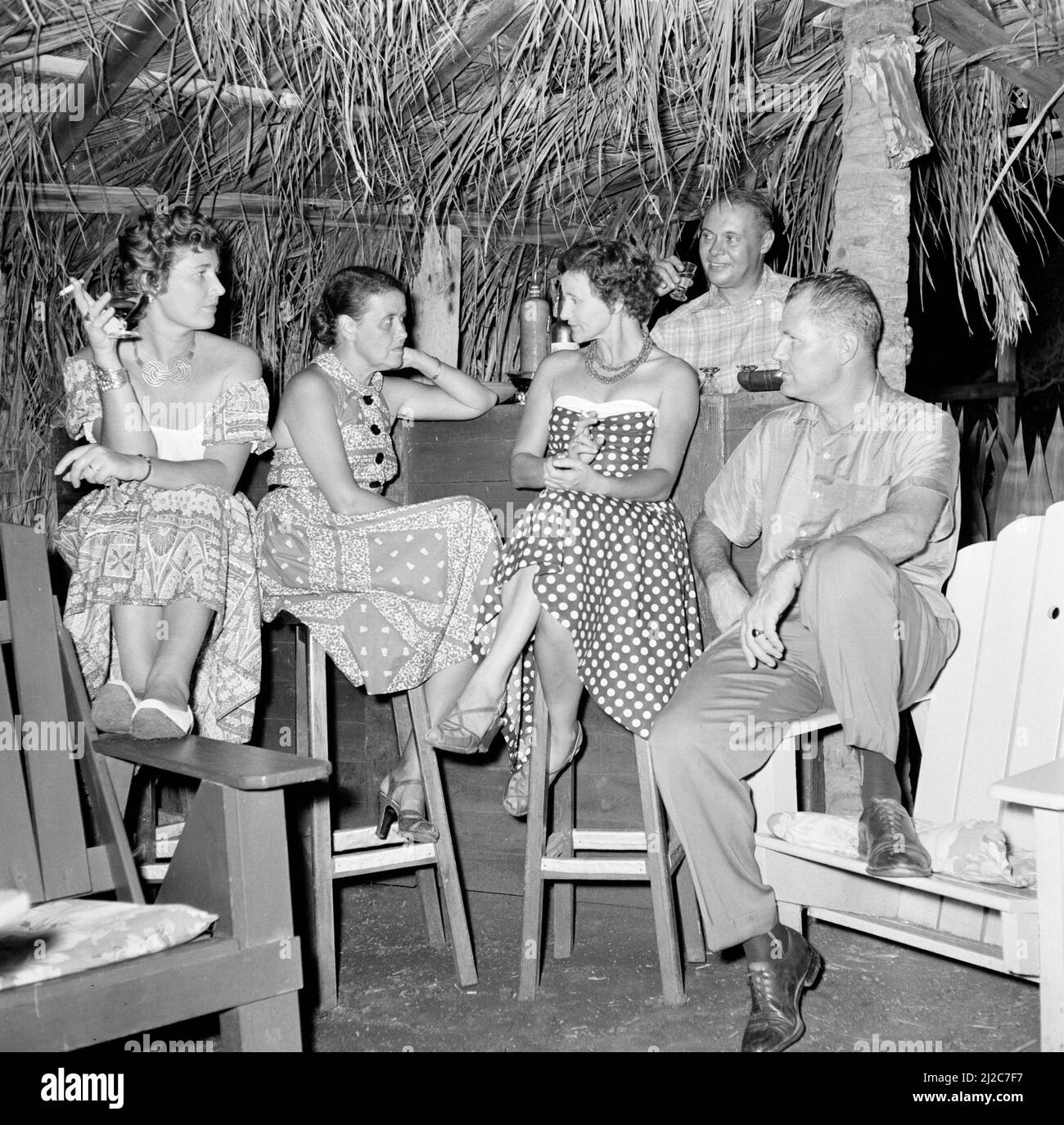 Vintage 1950s dinner party hi-res stock photography and images - Alamy