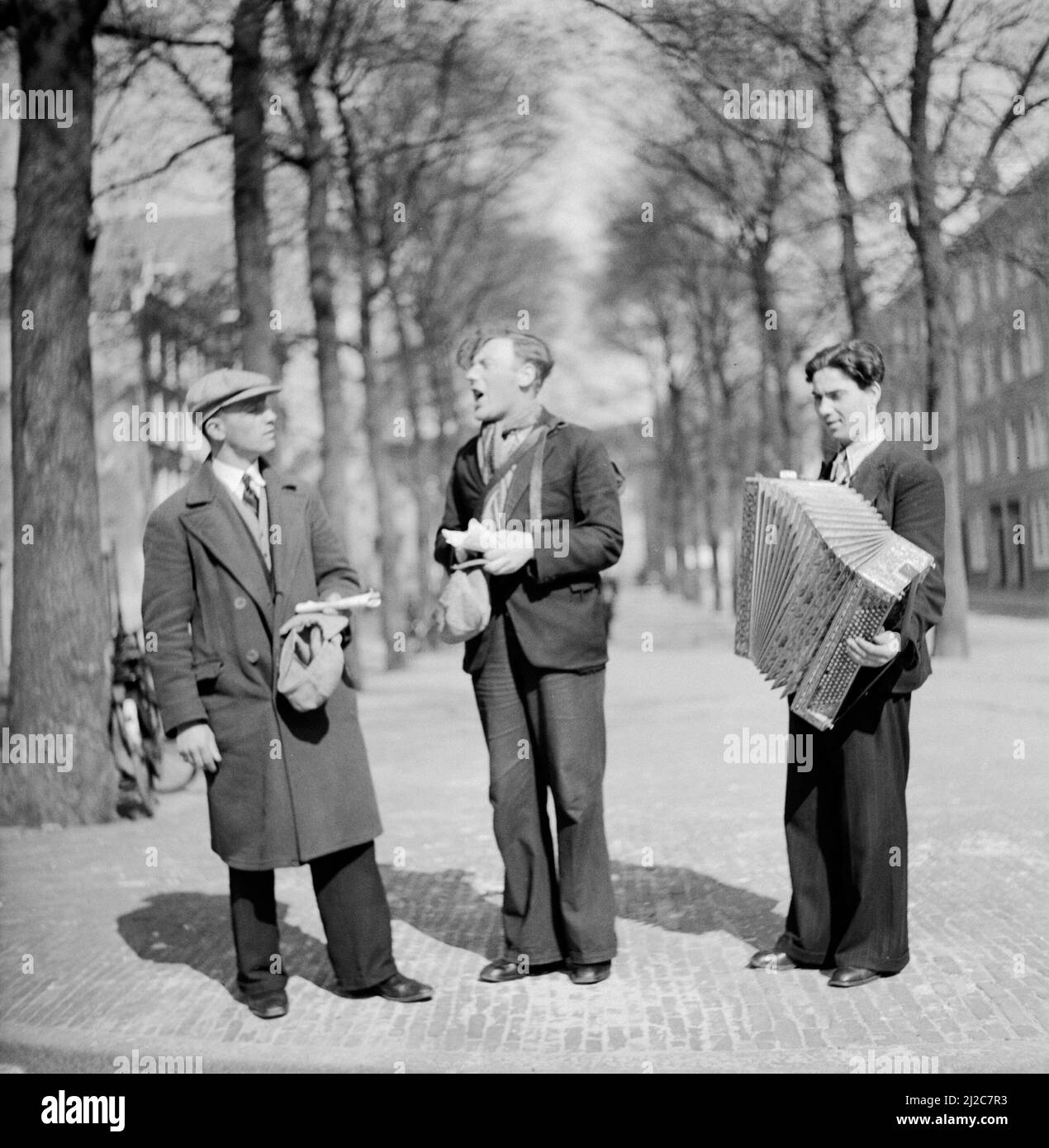 1930s street musicians hi-res stock photography and images - Alamy