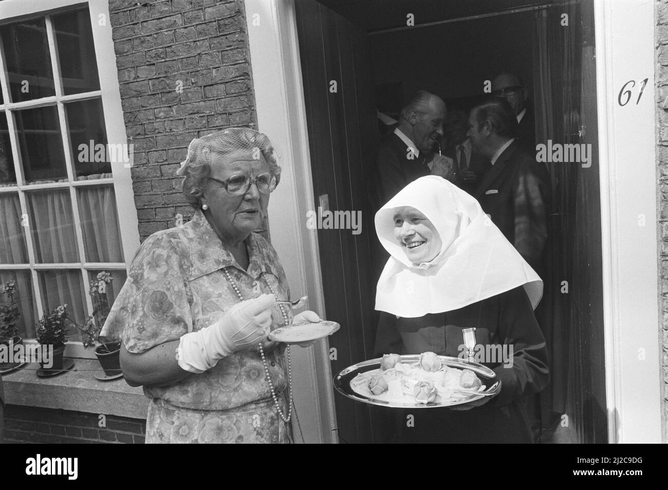 Queen Juliana visits West Brabant, Queen Juliana and Beguines ca. 25 ...