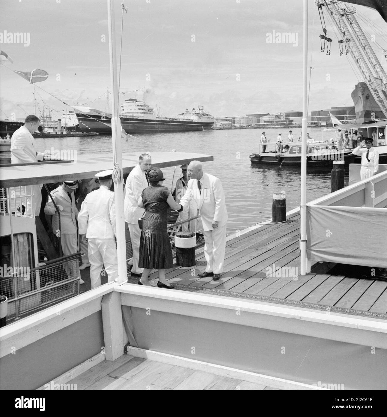 Greeting of Queen Juliana on the landing stage of the Isla refinery in ...