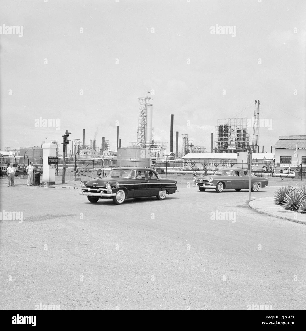 1955 oil refinery hi-res stock photography and images - Alamy