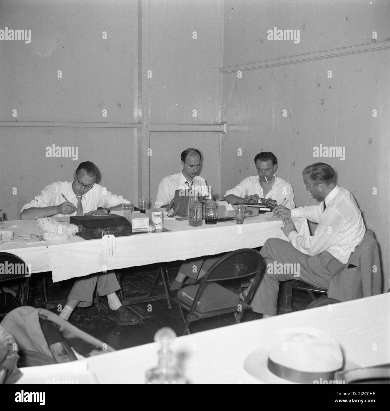 1950s members of the press hi-res stock photography and images - Alamy