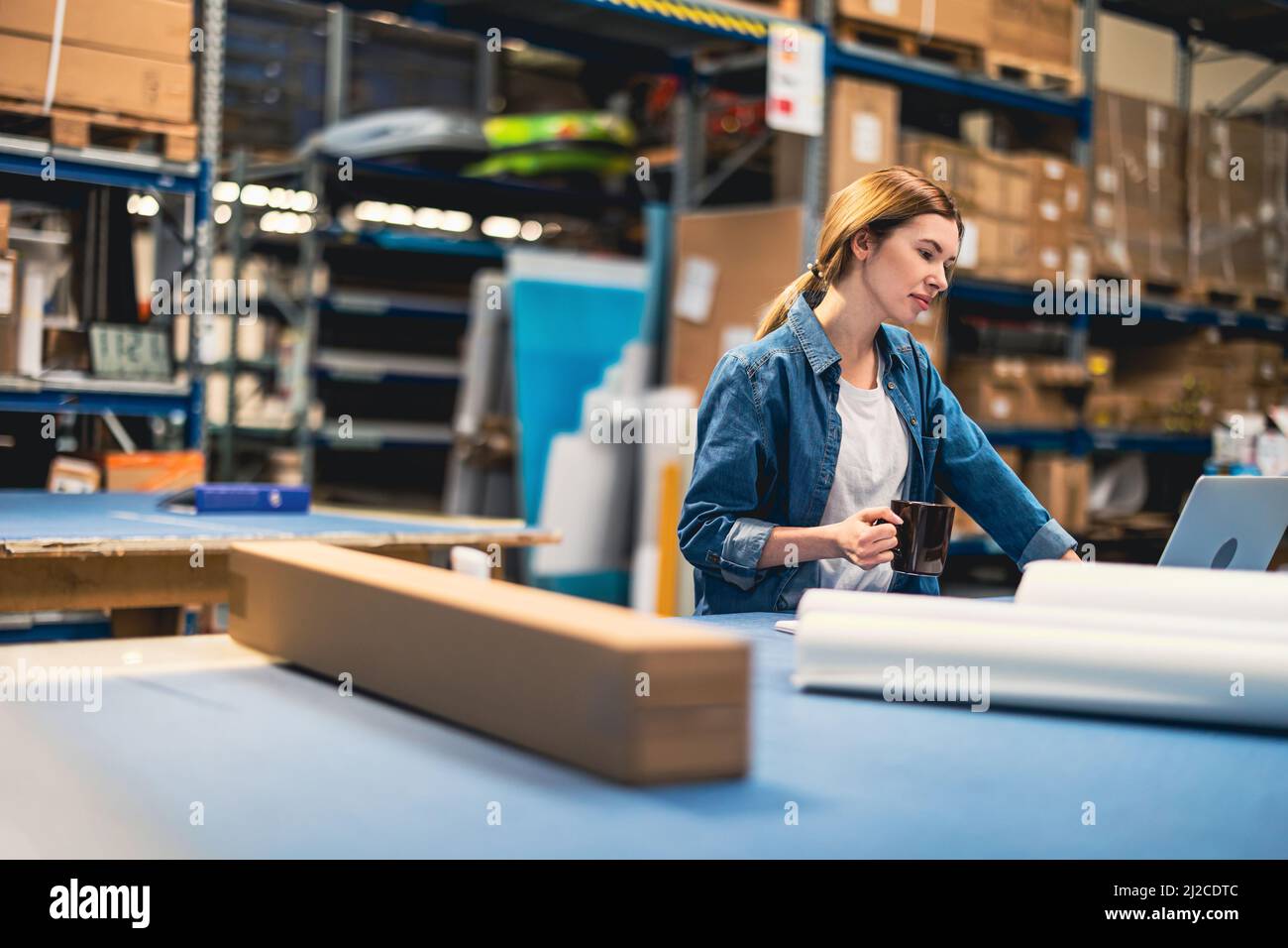 Warehouse tracking hi-res stock photography and images - Alamy