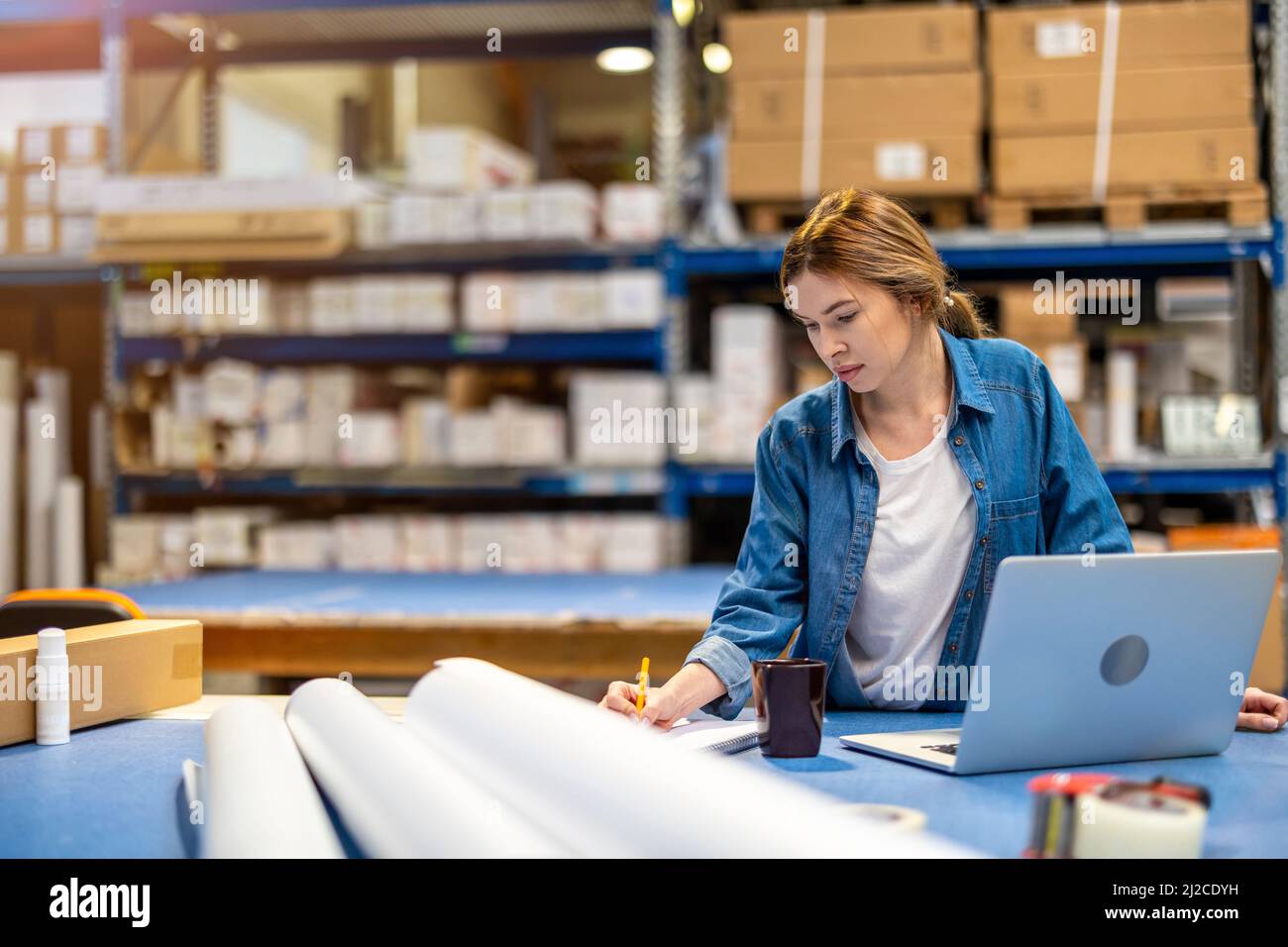 Warehouse workplace hi-res stock photography and images - Alamy
