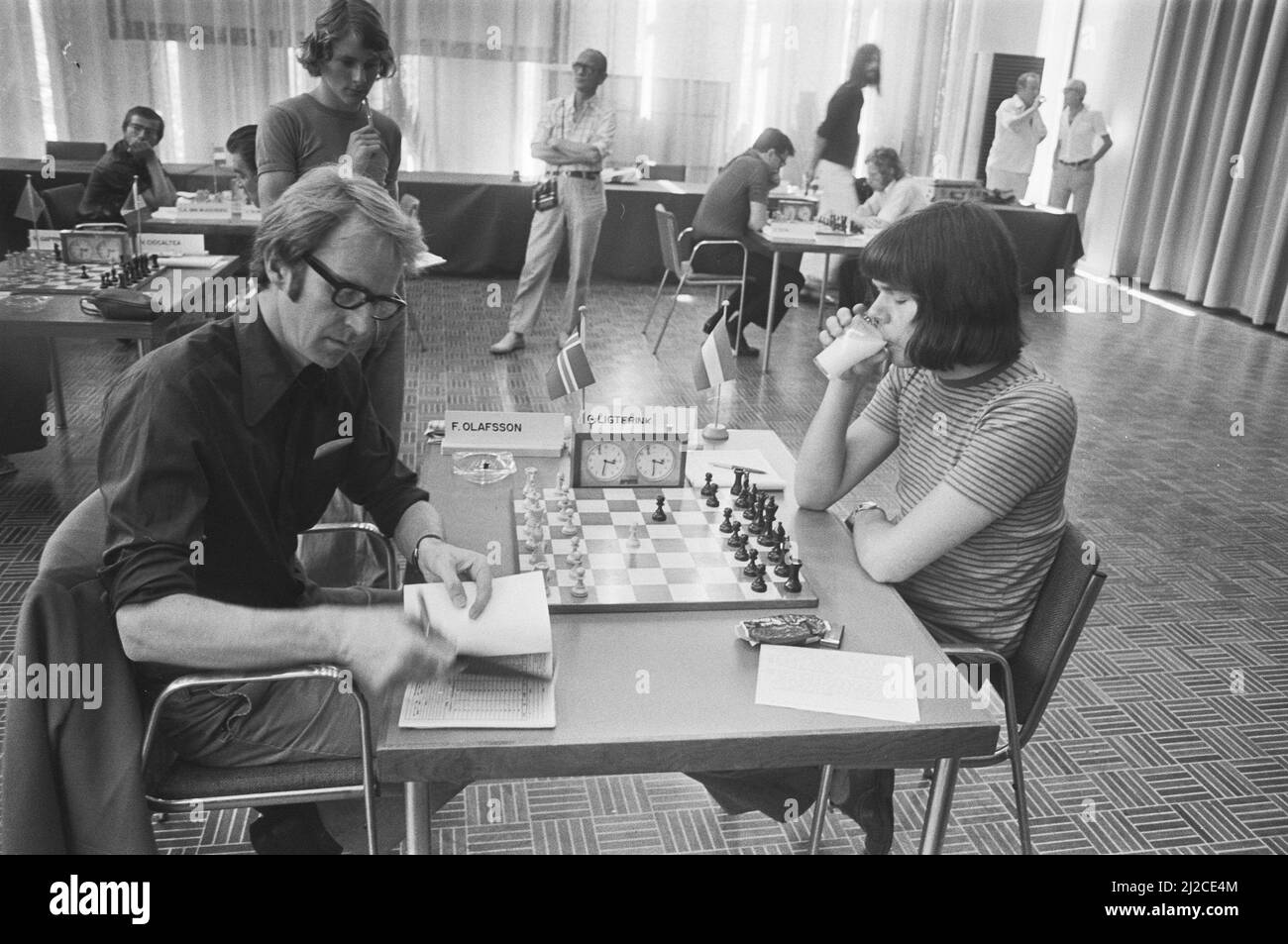 IBM chess tournament in Amsterdam, Ligterink (right) against Olafsson ...