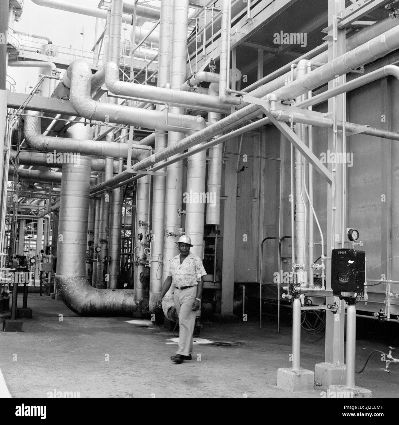 1950s oil refinery hi-res stock photography and images - Alamy