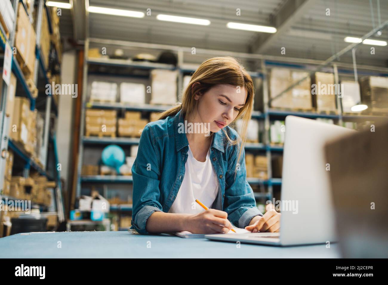 Woman store warehouse employee hi-res stock photography and images - Alamy
