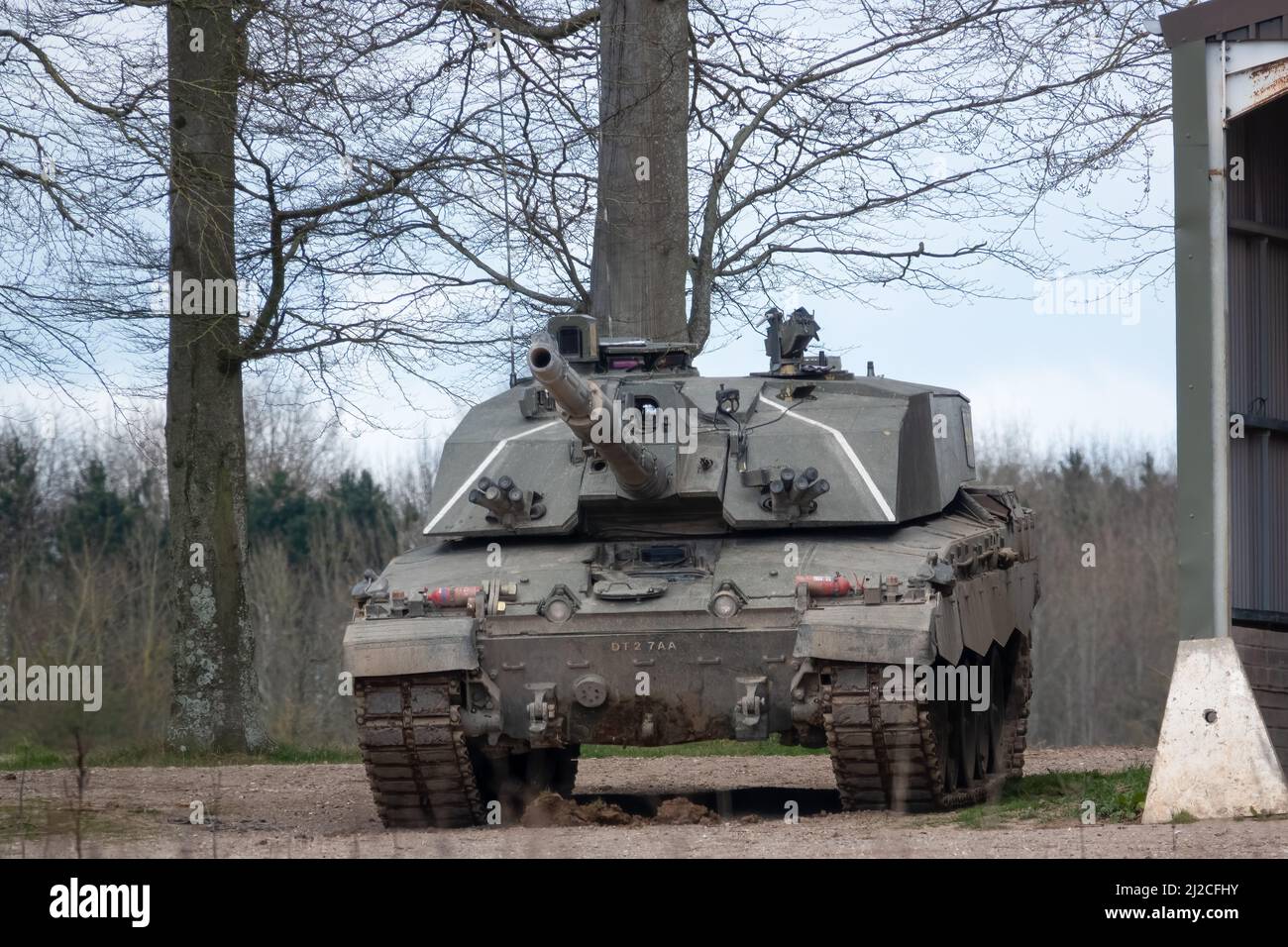 british army challenger 2 II FV4034 main battle tank stationary between ... british army challenger 2 II FV4034 main battle tank stationary between ...