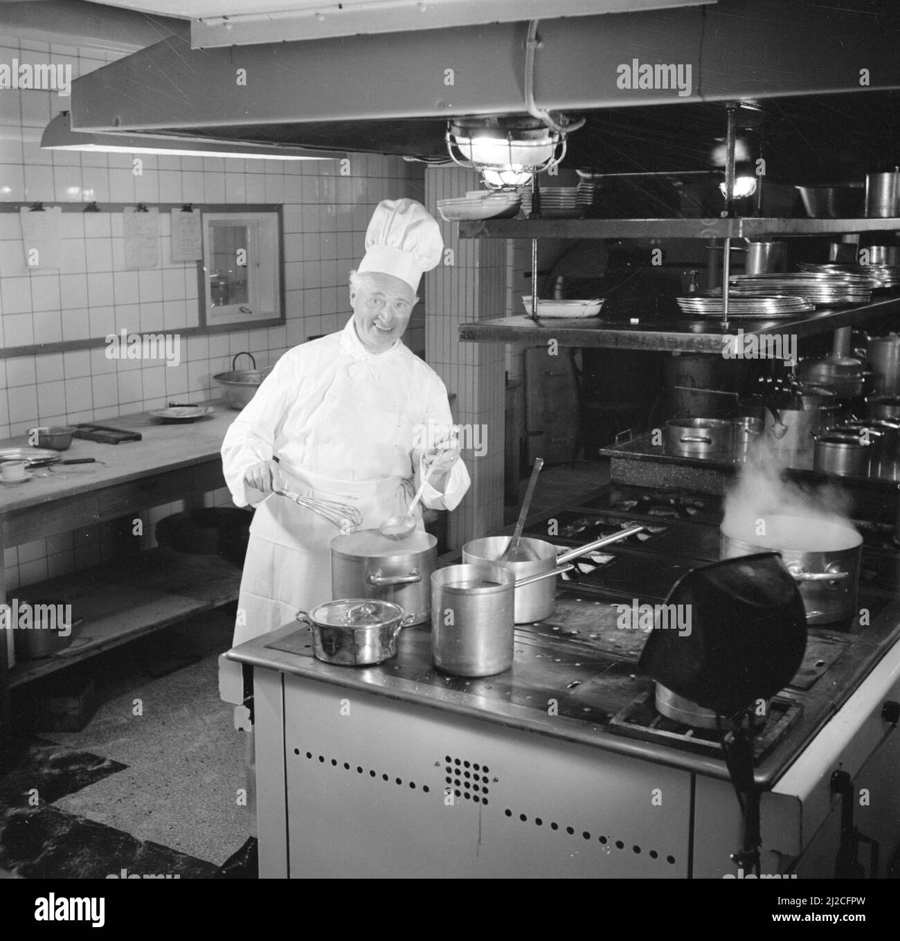 1950s chef kitchen hi-res stock photography and images - Alamy