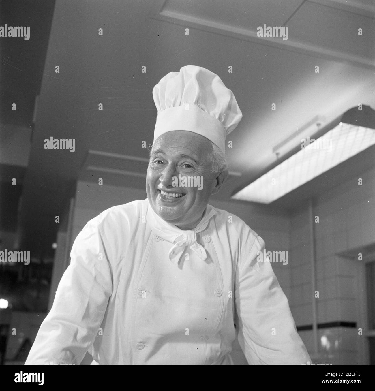 1950s chef kitchen hi-res stock photography and images - Alamy
