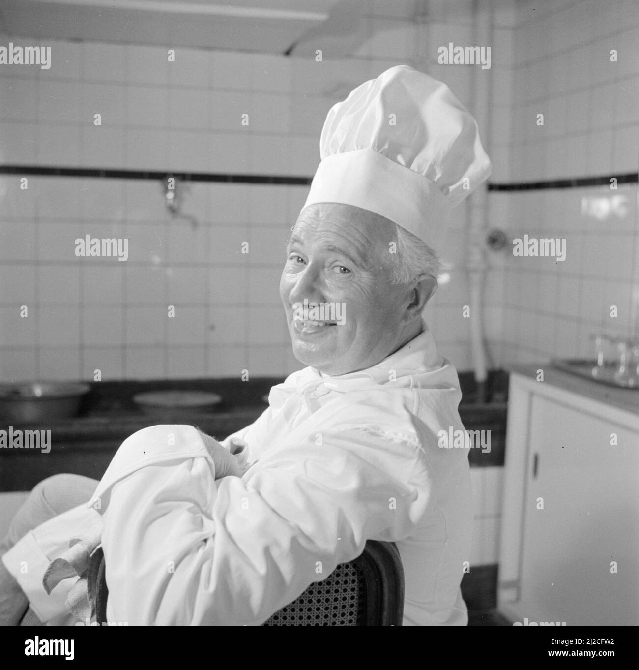 1950s chef kitchen hi-res stock photography and images - Alamy
