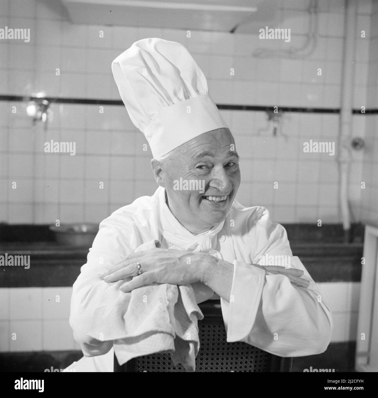 1950s chef kitchen hi-res stock photography and images - Alamy