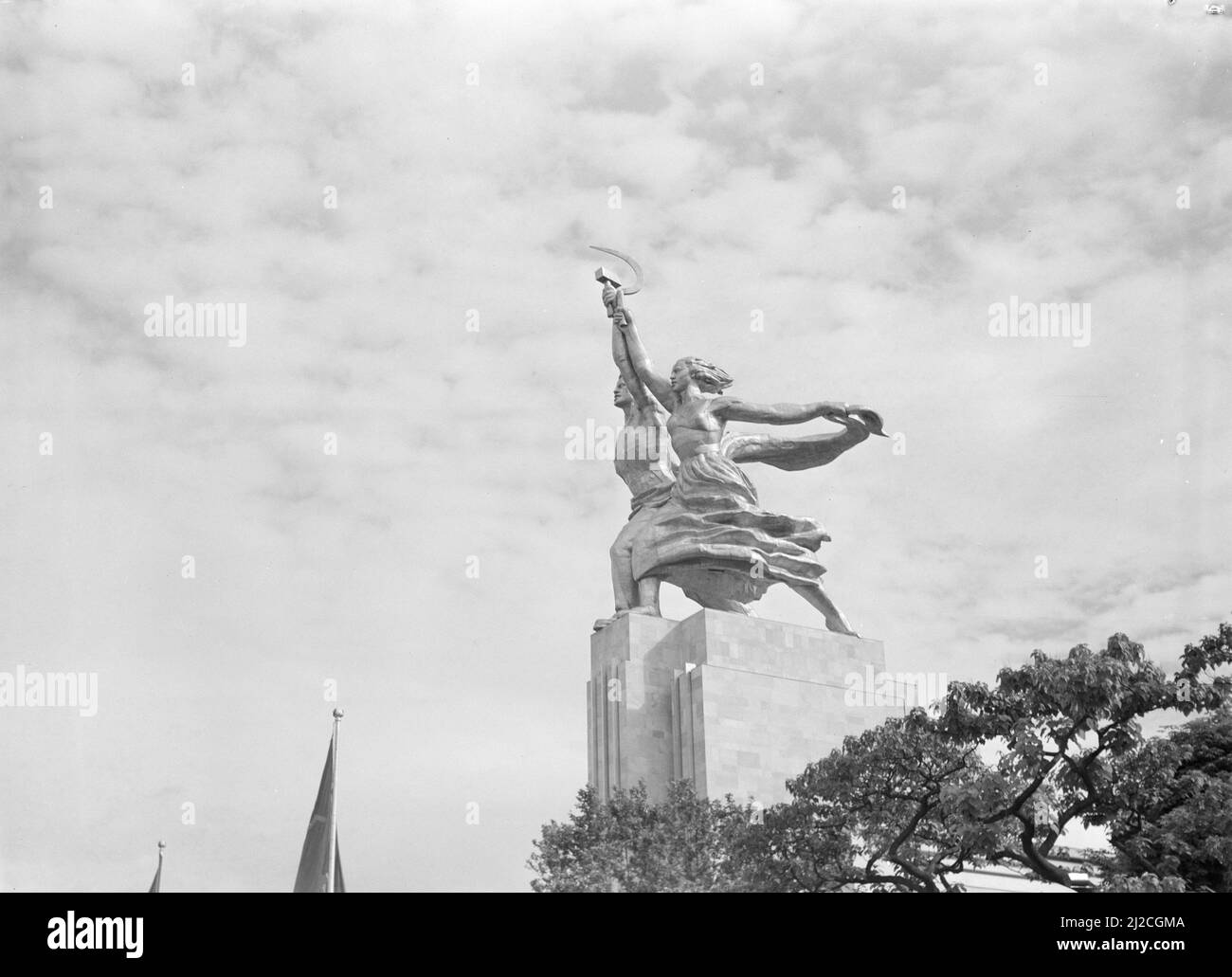 Soviet pavilion paris hi-res stock photography and images - Alamy