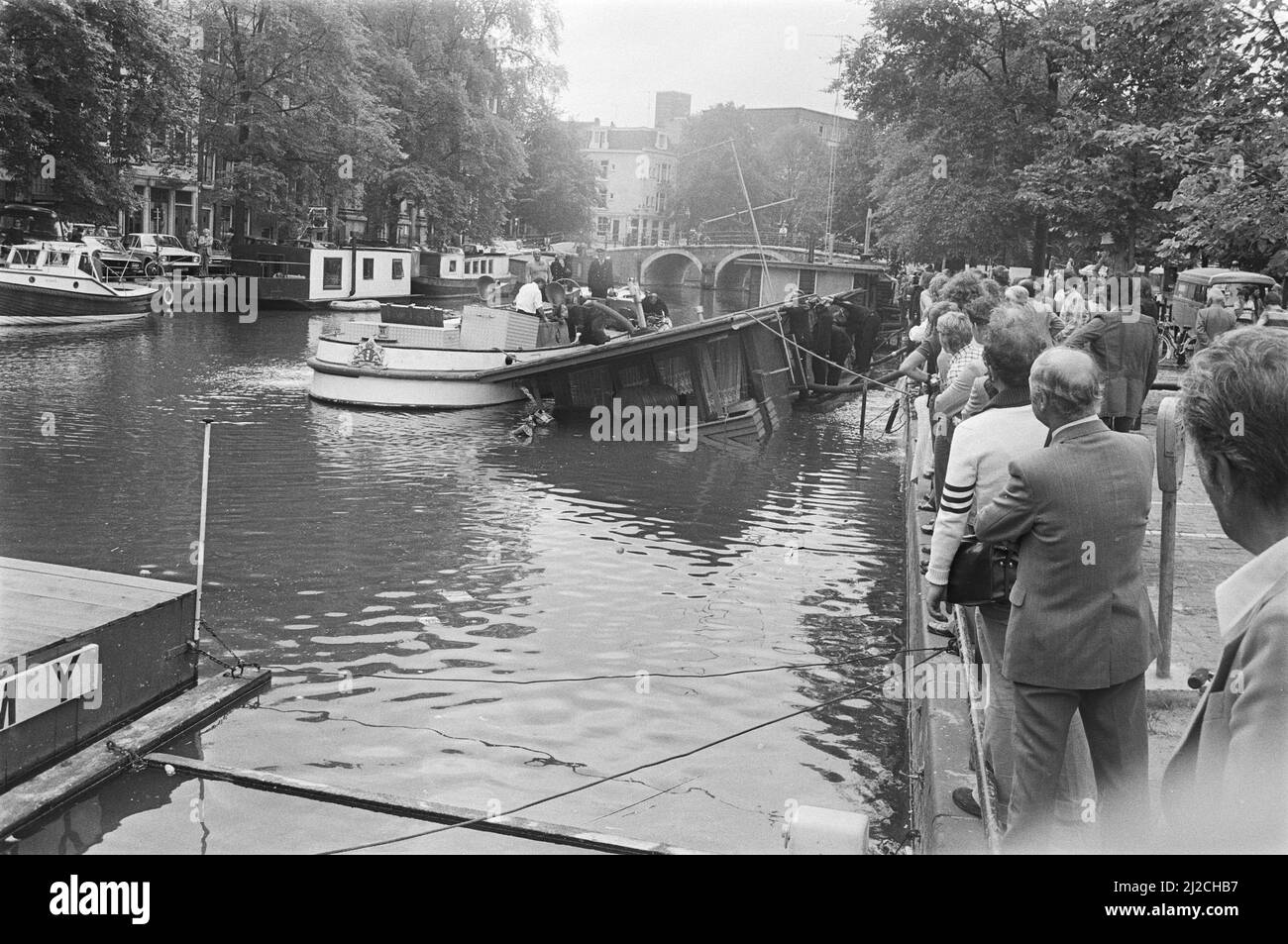Sinking houseboat on Amsterdam's Prinsengracht ca. 20 July 1976 Stock ...
