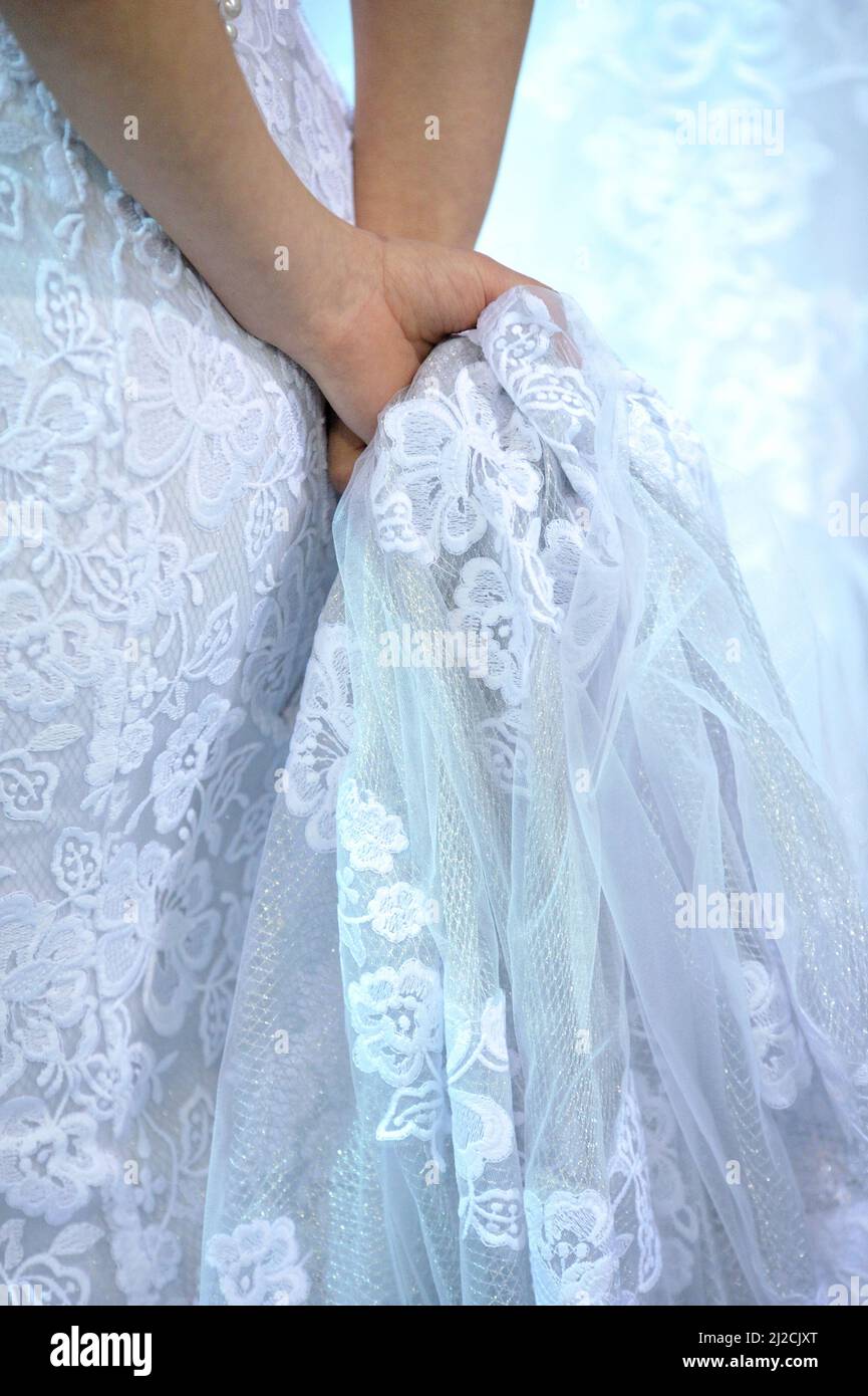 Vertical behind shot bride hi-res stock photography and images - Alamy