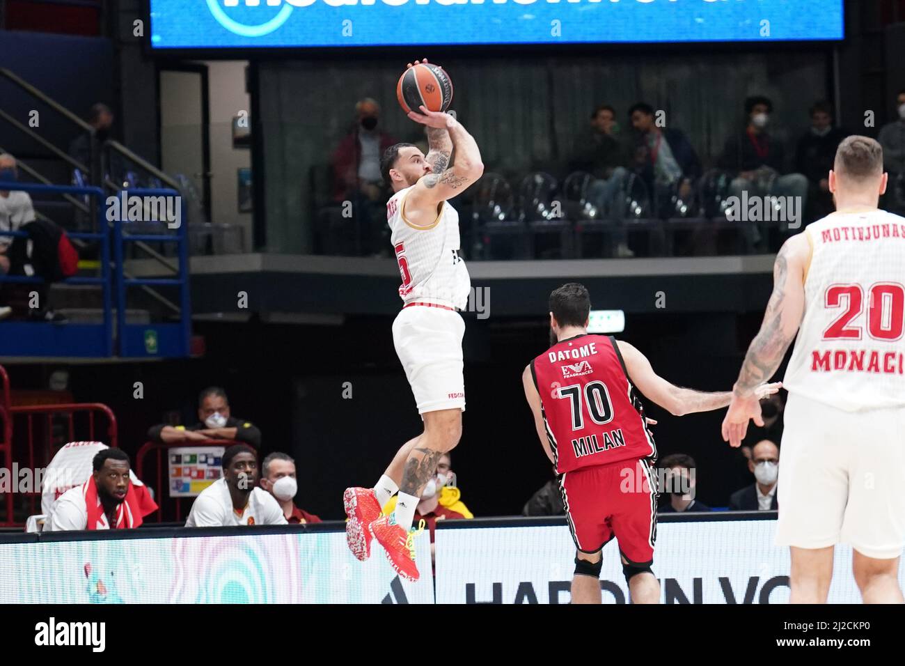 Mike james basket hi-res stock photography and images - Alamy