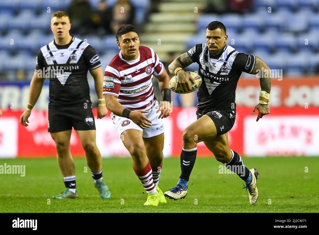 Manu Ma'u (12) of Hull FC makes a break Stock Photo - Alamy