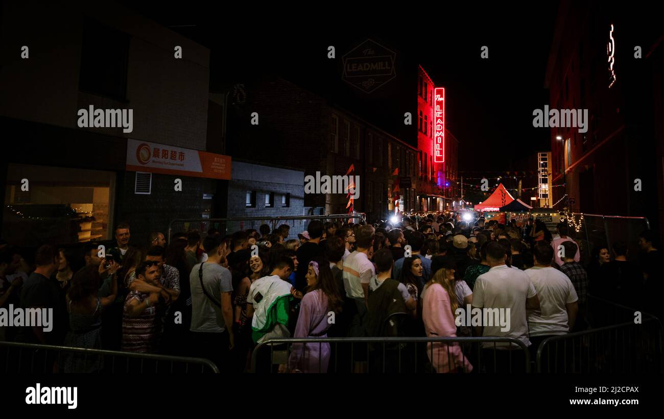 Queue outside night club hi-res stock photography and images - Alamy