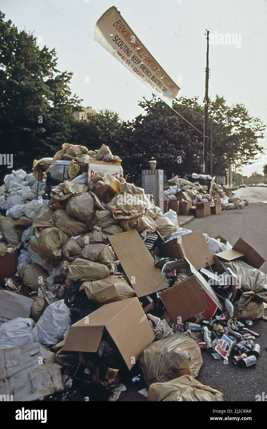 Trash on street united states hi-res stock photography and images - Alamy
