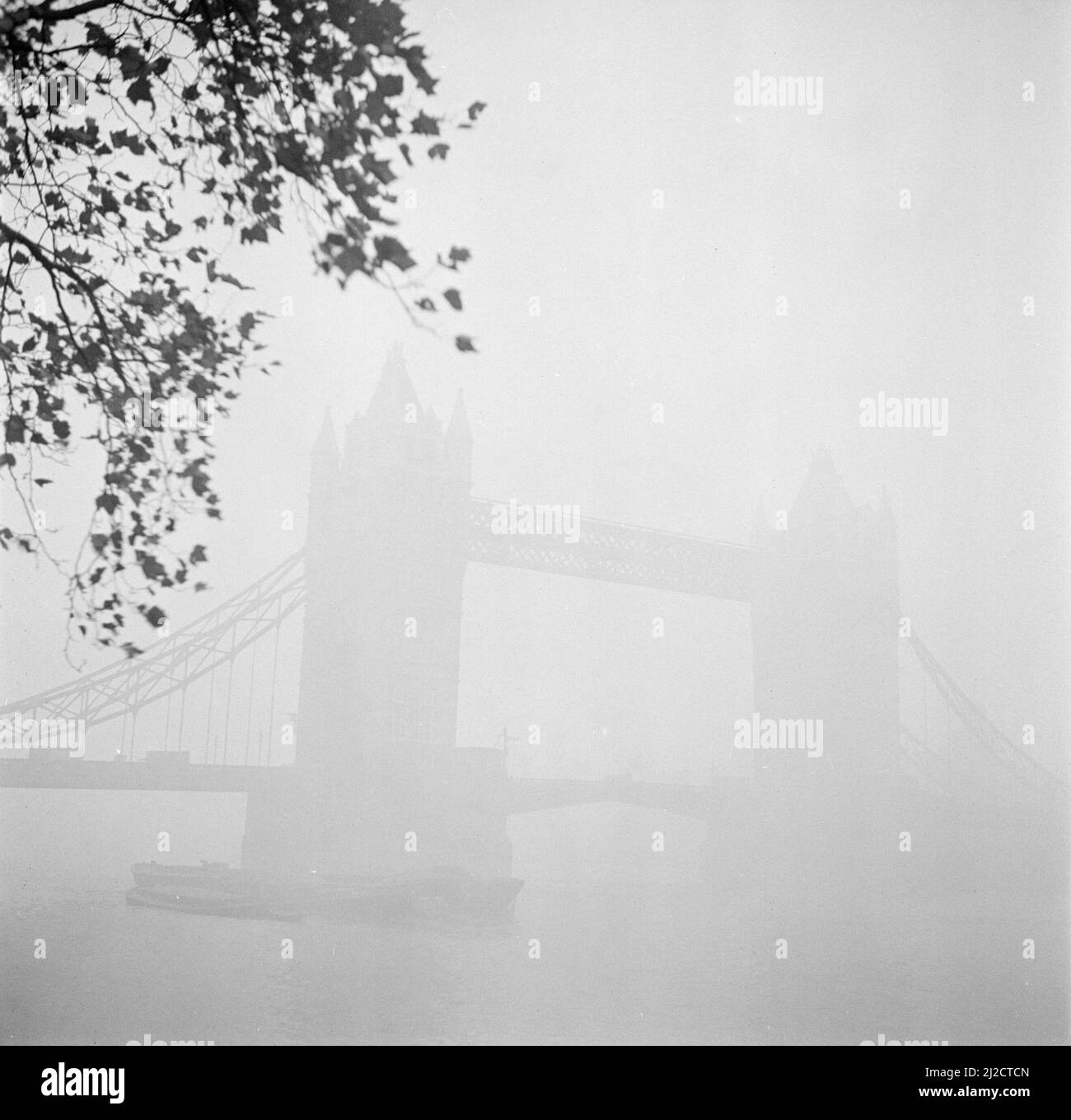 London fog 1940s hi-res stock photography and images - Alamy