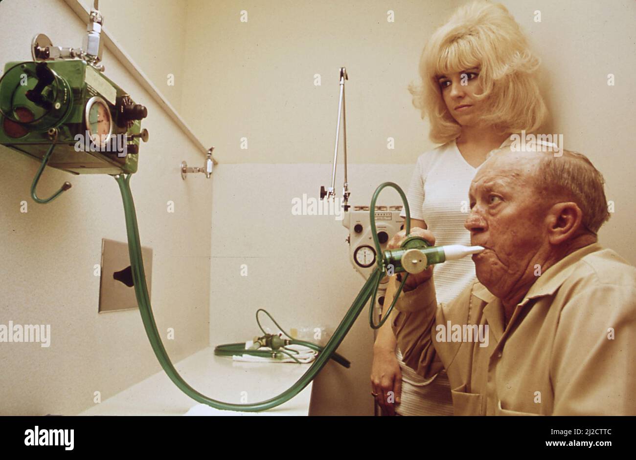 Former machinist uses a lung function testing machine to measure his ...