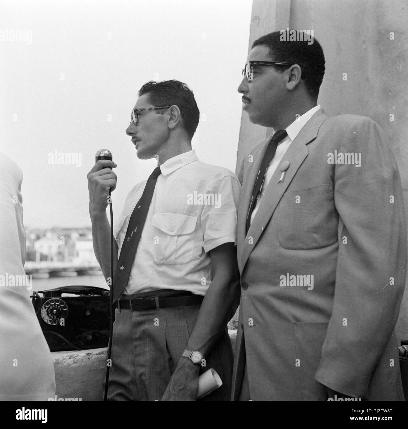 Reporter 1950s hi-res stock photography and images - Alamy