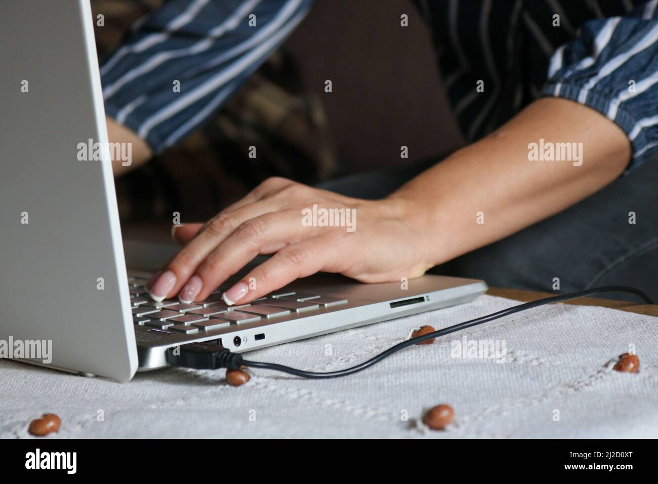 Girl keyboards computer hi-res stock photography and images - Alamy