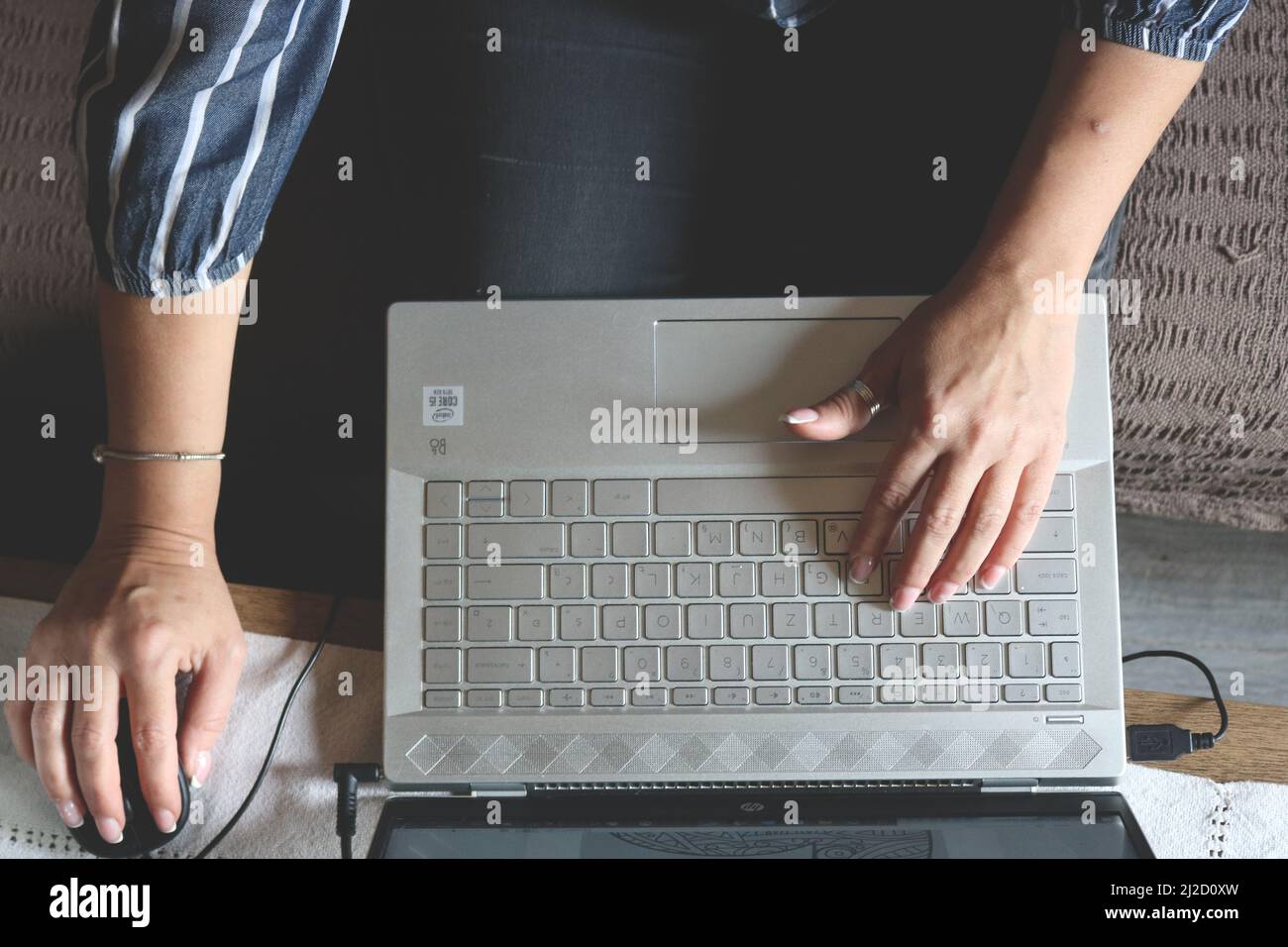 Girl keyboards computer hi-res stock photography and images - Alamy