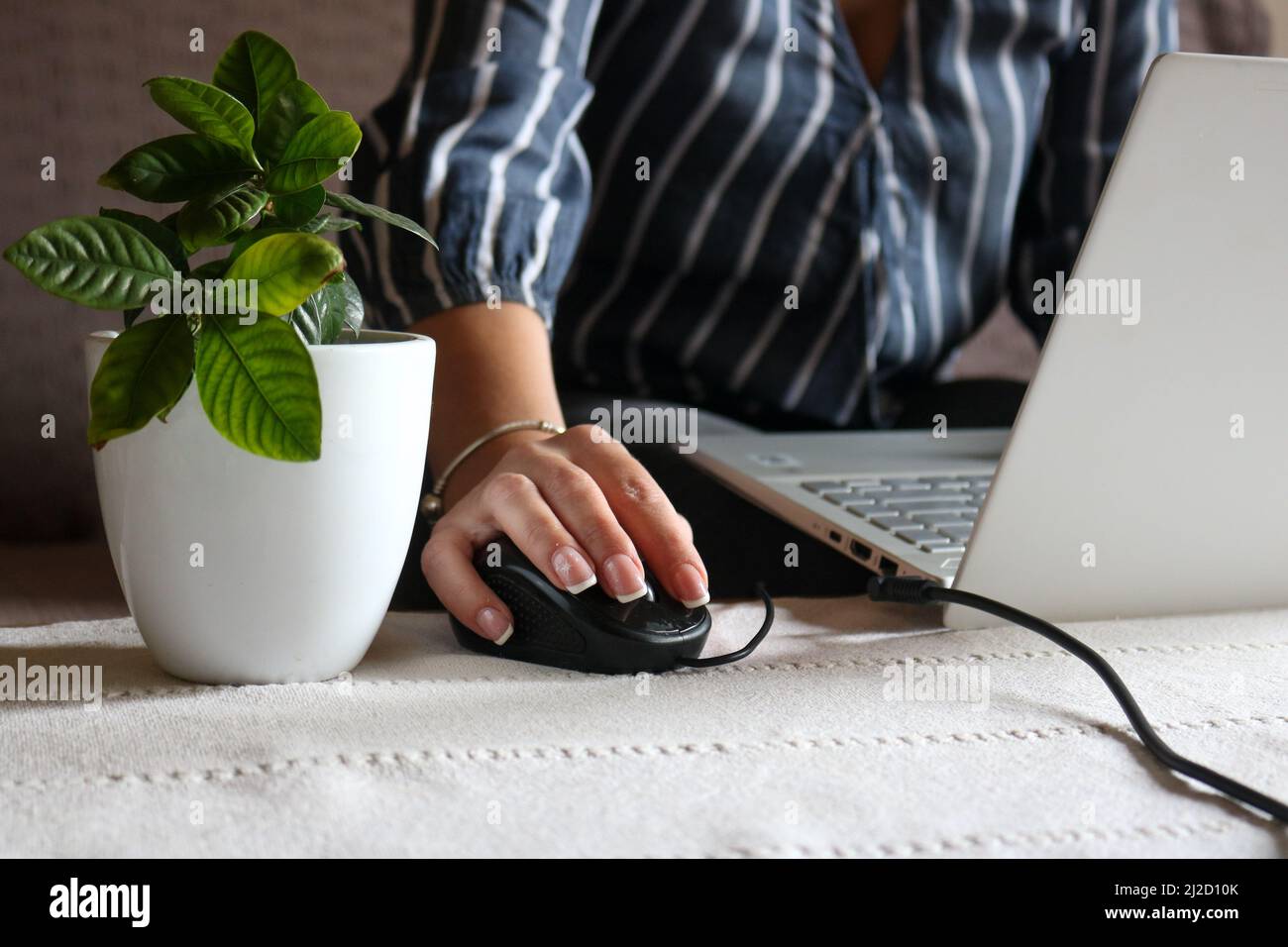 Girl keyboards computer hi-res stock photography and images - Alamy