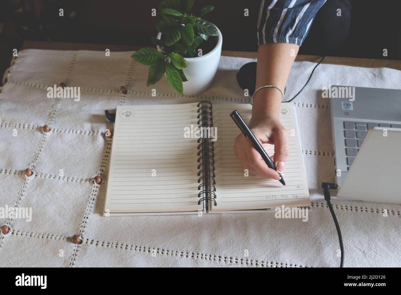 Women writing paper hi-res stock photography and images - Alamy