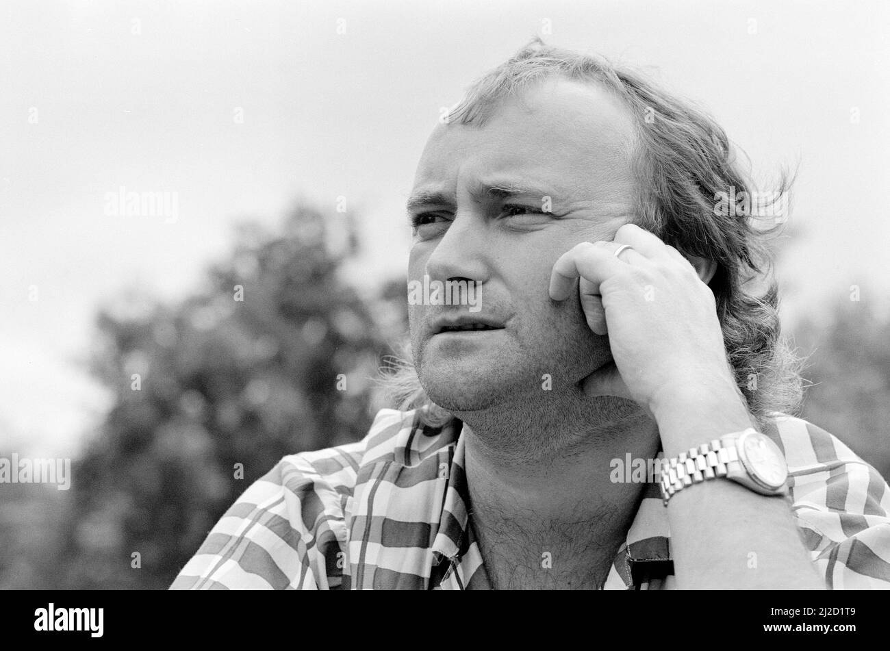Phil Collins at his studio in Surrey. 28th July 1985 Stock Photo - Alamy