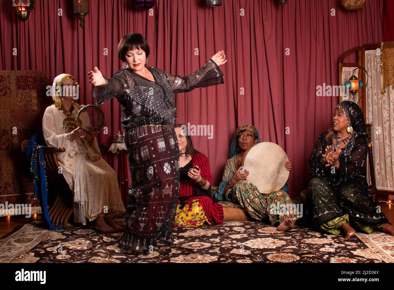 Middle eastern dancers hi-res stock photography and images - Alamy