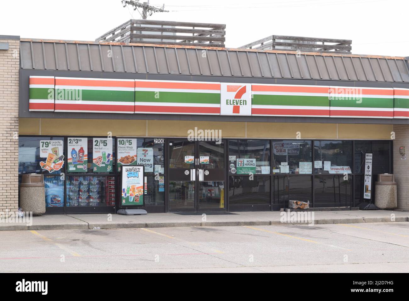 Front view of a 7-11 convenience store in Bedford, TX Stock Photo - Alamy