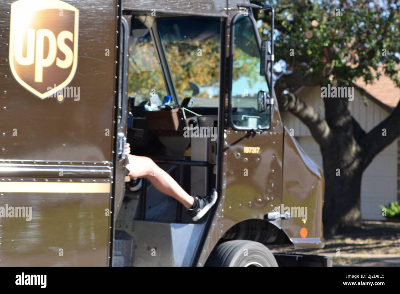 Ups delivery truck hi-res stock photography and images - Alamy
