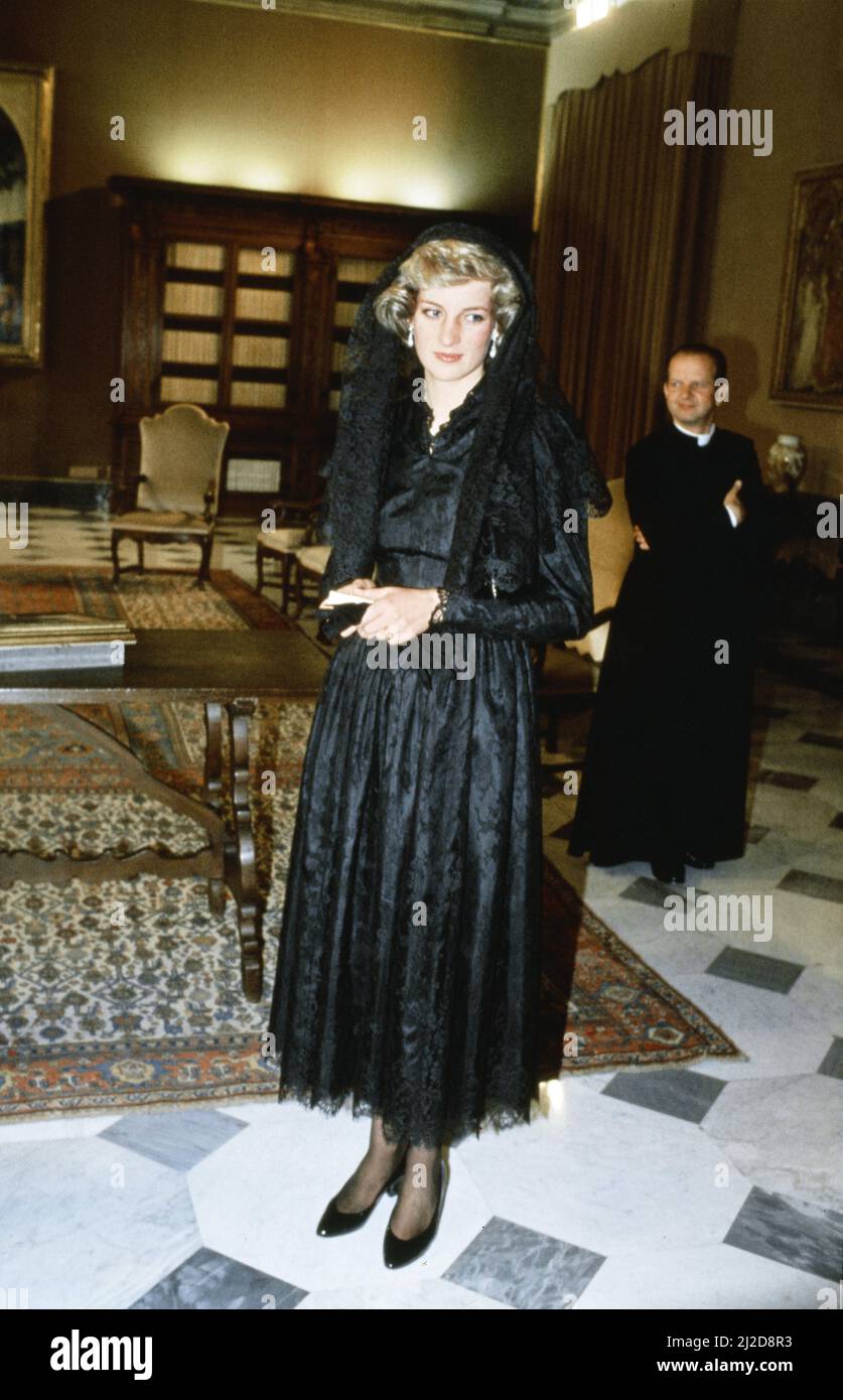 Prince Charles and Princess Diana meet Pope John Paul II at the Vatican ...
