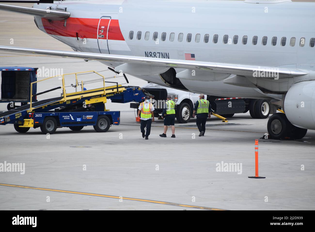 Dallas-Ft. Worth Airport: American Airlines ramp service workers ...
