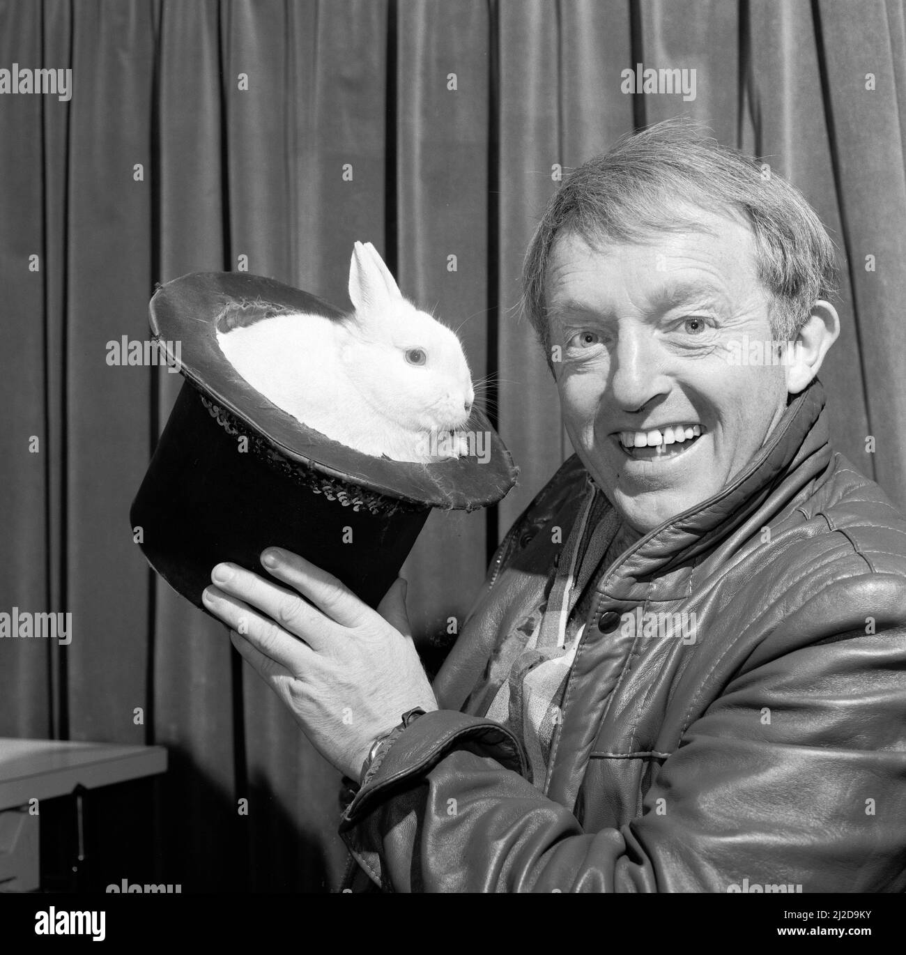 Paul daniels magic 1980s hi-res stock photography and images - Alamy