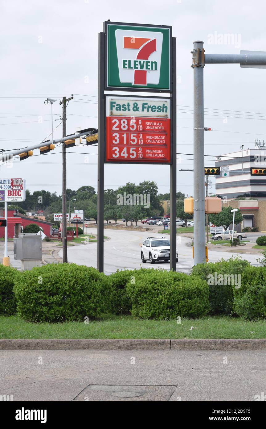 Petrol stations in united states hi-res stock photography and images ...